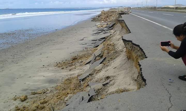 Muro de enrocado protegerá de oleajes la vía E-15 tramo Monteverde ...